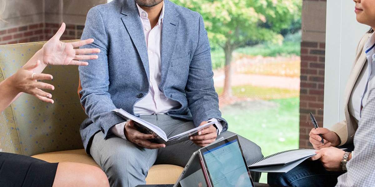 Vetter Dean’s Fellows program develops MBA leaders at UNC Kenan-Flagler